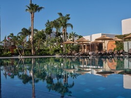 Piscina interior, piscina exterior sazonal 