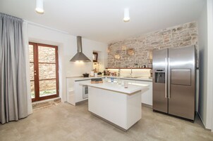 Villa | Cozinha privada | Um frigorífico, um micro-ondas, um forno, uma placa de cozinha 