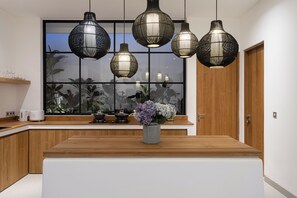 Villa, 2 quartos | Cozinha privada | Uma panela elétrica de arroz, uma cadeira de bebé, mesas de jantar 