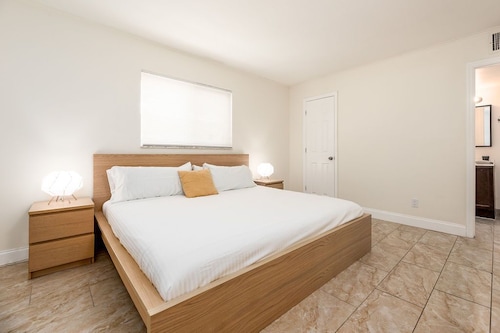 Modern Apartment 1 Mile Away From The Beach! - Lauderdale-by-the-Sea, FL