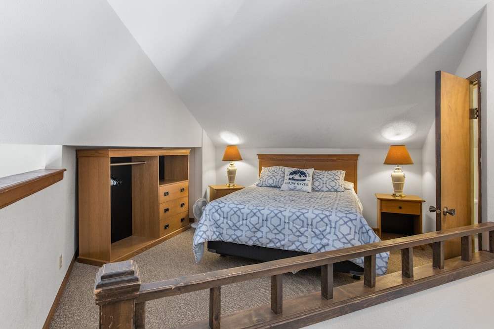 Holiday Shores 17 - Beautiful Villa With Resort Amenities! - Lake Ozark, MO
