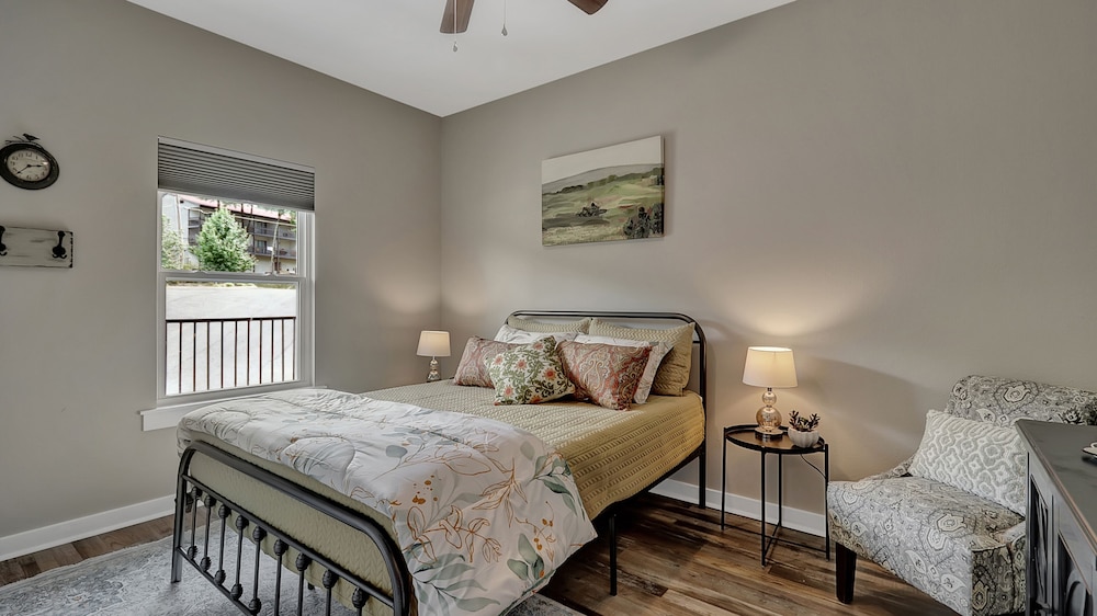New Condo! Recharge With A Lake Wake Break! - Lake Hamilton, AR