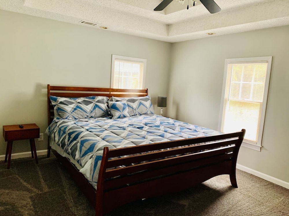 Newly Renovated College Park Home, Private Yard, Office, Wifi & Pet Friendly! - Fairburn, GA