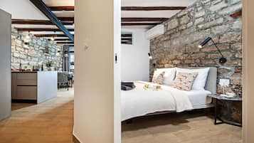 Apartamento Deluxe, 1 quarto, pátio, no rés do chão | 1 quarto, cofre no quarto, ferro/tábua de engomar, Wi-fi grátis