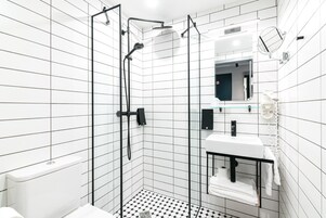 Quarto casal standard | Banheiro | Chuveiro, chuveiro com efeito de chuva, produtos de toalete grátis 