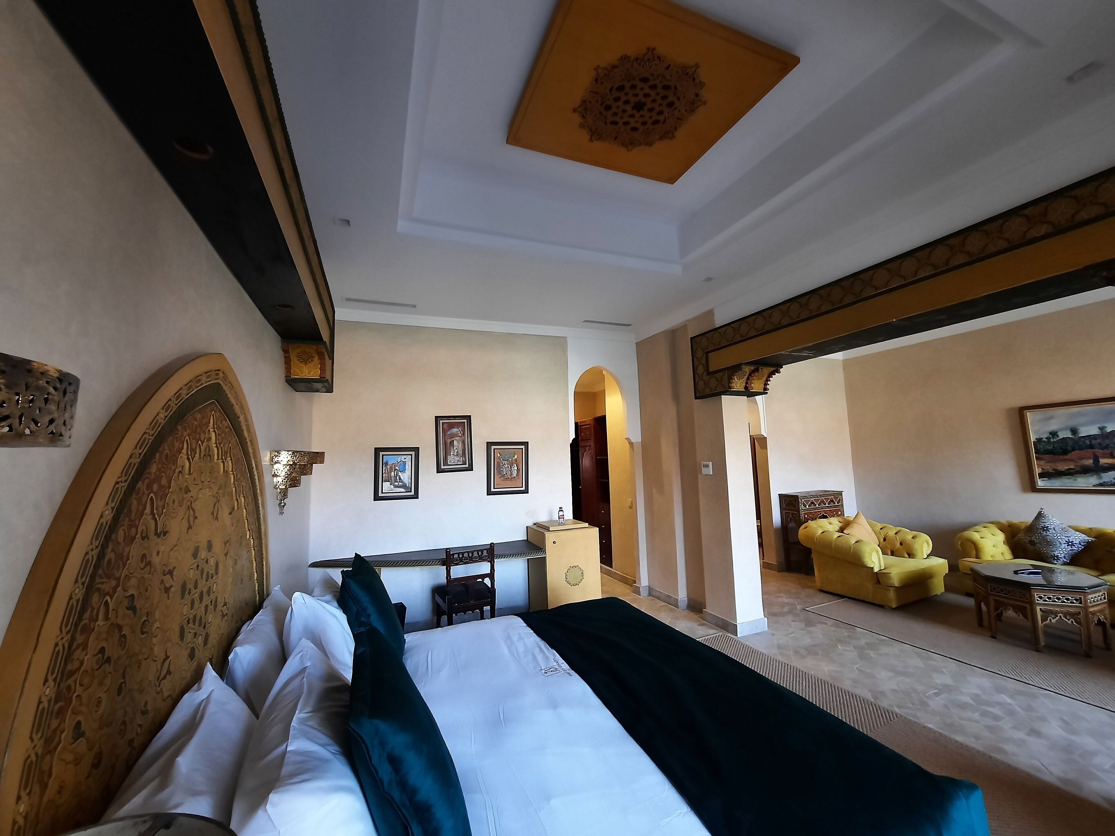 Minibar, cofre no quarto, secretária 
