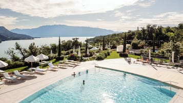 2 piscinas exteriores, da(s) 8:00 à(s) 18:00, guarda-sóis