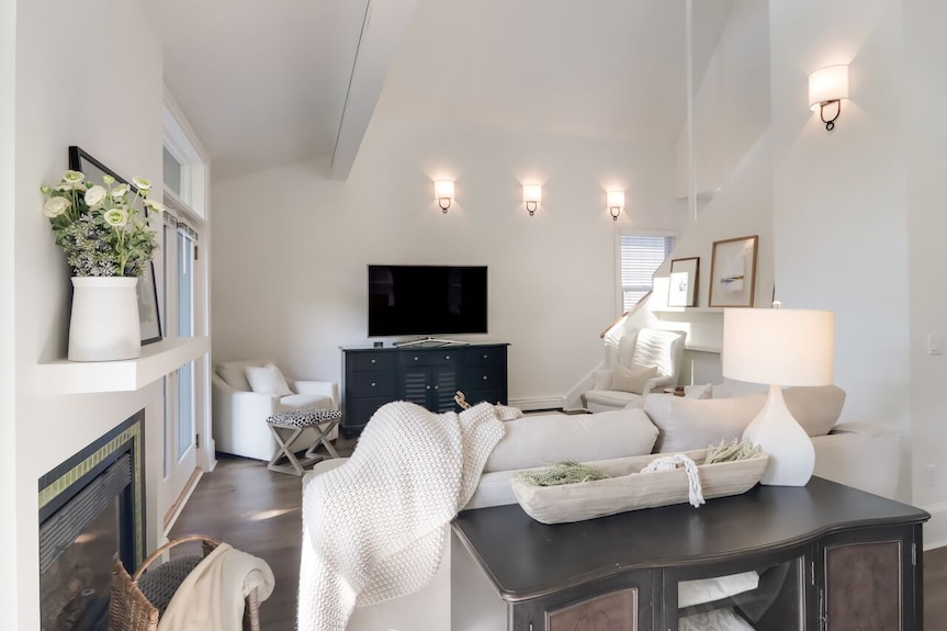 Luxury Home In The Heart Of Leelanau Wine Country, Block From The Beach! - Suttons Bay, MI