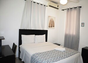 Quarto standard | Cofres nos quartos, escrivaninha, ferros/tábuas de passar roupa