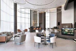 2 restaurantes: servem pequenos-almoços, almoços e jantares