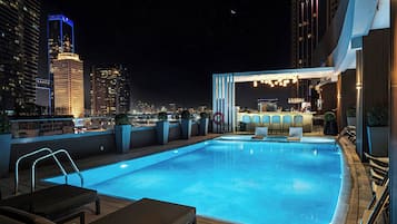 Piscina exterior, guarda-sóis, espreguiçadeiras