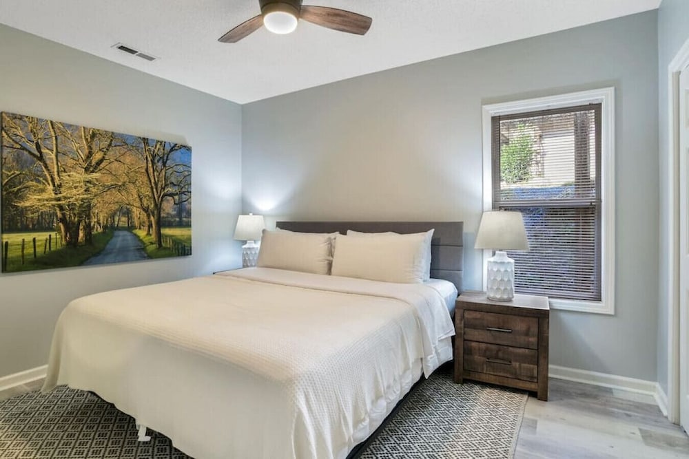 Bring Pets Fun South Asheville Hot Tub Home - Asheville