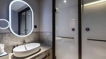 Quarto, 1 cama King | Quartos à prova de som, Wi-Fi de cortesia, roupa de cama