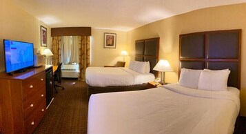 Quarto Duplo | Secretária, cortinas/cortinados opacos, ferro/tábua de engomar 