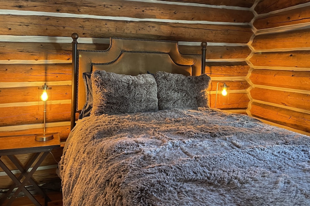 Lena's Cabin In Vail Is Nestled Right Beside Gore Creek, Minutes From Skiing. - Vail, CO