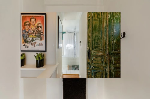 Historic La Oasis With Outdoor Courtyard - Hollywood, CA