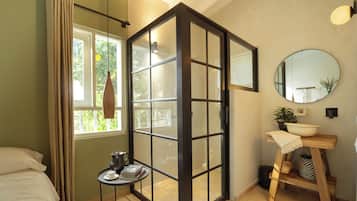 Quarto standard | Banheiro | Chuveiro, chuveiro com efeito de chuva