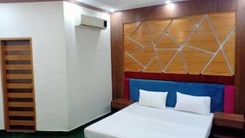 Quarto casal luxo | Ferros/tábuas de passar roupa, Wi-Fi de cortesia, roupa de cama