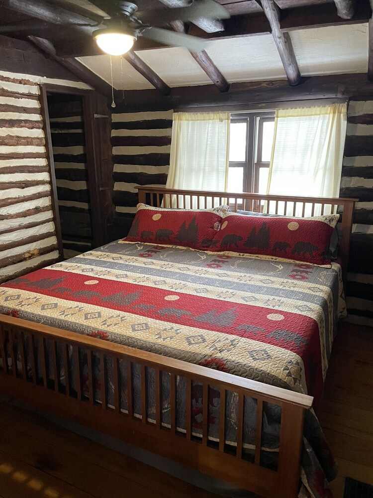 Ski Pine Knob! Ice Skating On Walters Lake! Indoor Fireplace! Wifi! Pool Table! - Lake Orion, MI