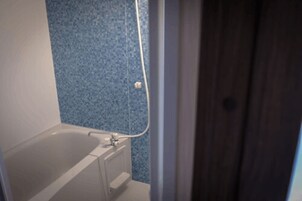 Quarto, não fumadores, vista para o mar | Casa de banho | Um polibã e uma banheira separados, um secador de cabelo 
