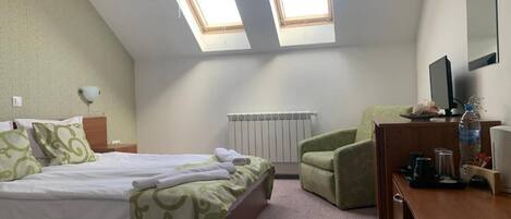 Quarto, 1 quarto, varanda, Vista para a cidade | Sala de estar