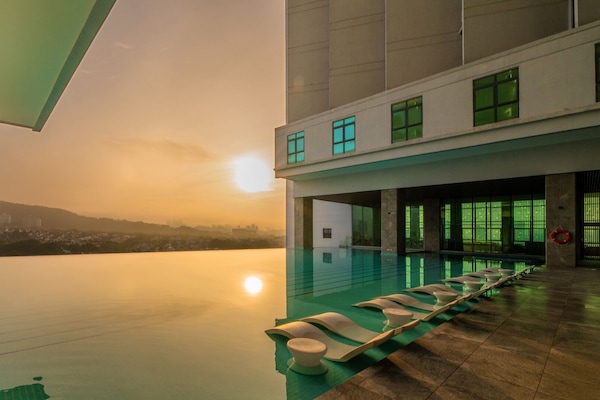 Piscina exterior, da(s) 7:00 à(s) 22:00, guarda-sóis, espreguiçadeiras