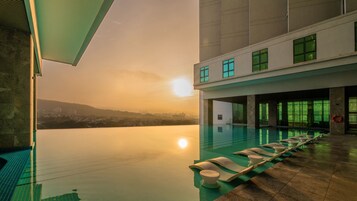 Piscina exterior, da(s) 7:00 à(s) 22:00, guarda-sóis, espreguiçadeiras 