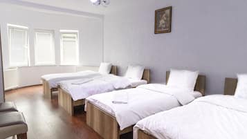 Quarto Quádruplo Básico | Secretária, Wi-fi grátis, roupa de cama fornecida