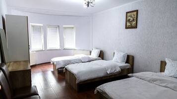 Quarto Triplo Básico | Secretária, Wi-fi grátis, roupa de cama fornecida