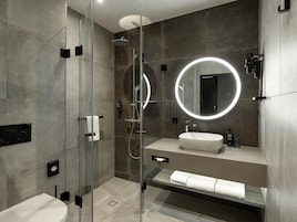 Quarto Comfort, 1 cama de casal | Cofre no quarto, secretária