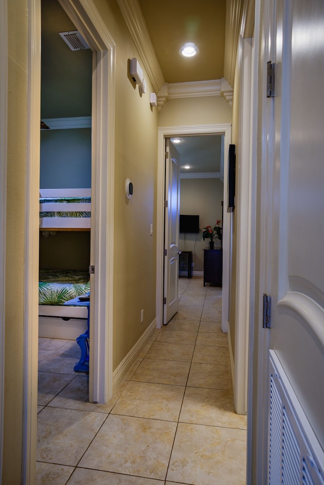 Lovely 2-bedroom Unit With A Pool & Workspace - Port Isabel, TX