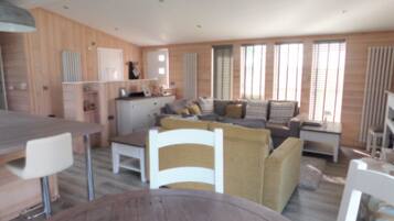 Casa de Campo, várias camas | Sala | Televisor de 30 polegadas com canais digitais, lareira