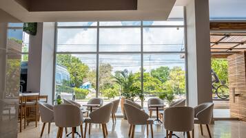 2 bares/lounges