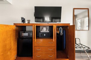 Quarto Standard, 2 camas queen-size, acessível, banheira | Secretária, ferro/tábua de engomar, Wi-fi grátis