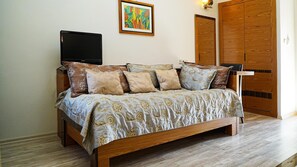 Quarto triplo básico | Frigobar, escrivaninha, espaço de trabalho para notebook