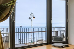 Apartamento superluxo (Cliff View) | Espaço de trabalho para notebook, ferros/tábuas de passar roupa