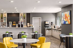 Café da manhã com buffet grátis todos os dias