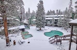 Apartamento em Condomínio Fechado, 2 quartos | Piscina | Uma piscina aquecida