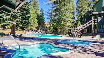 Uma piscina aquecida