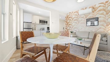 Adjacent Two Bed Two Bath Apartment | Opções para refeição no quarto