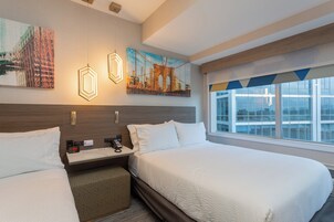 Cofre no quarto, com decoração personalizada 