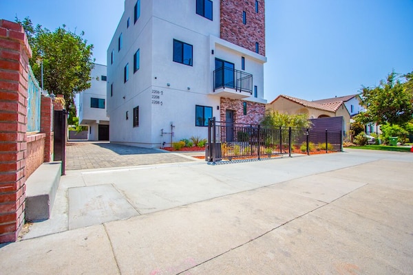 Brand-new Two Bedroom Unit With Roof Top Patio - Los Ángeles, CA