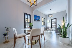 Modern Design 2BR Residence & Private Kitchen | Sala de jantar