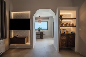 Petit Suite with Sea View & Hot Tub | Sala de estar | Smart TV de 38 polegadas com canais via satélite, televisor