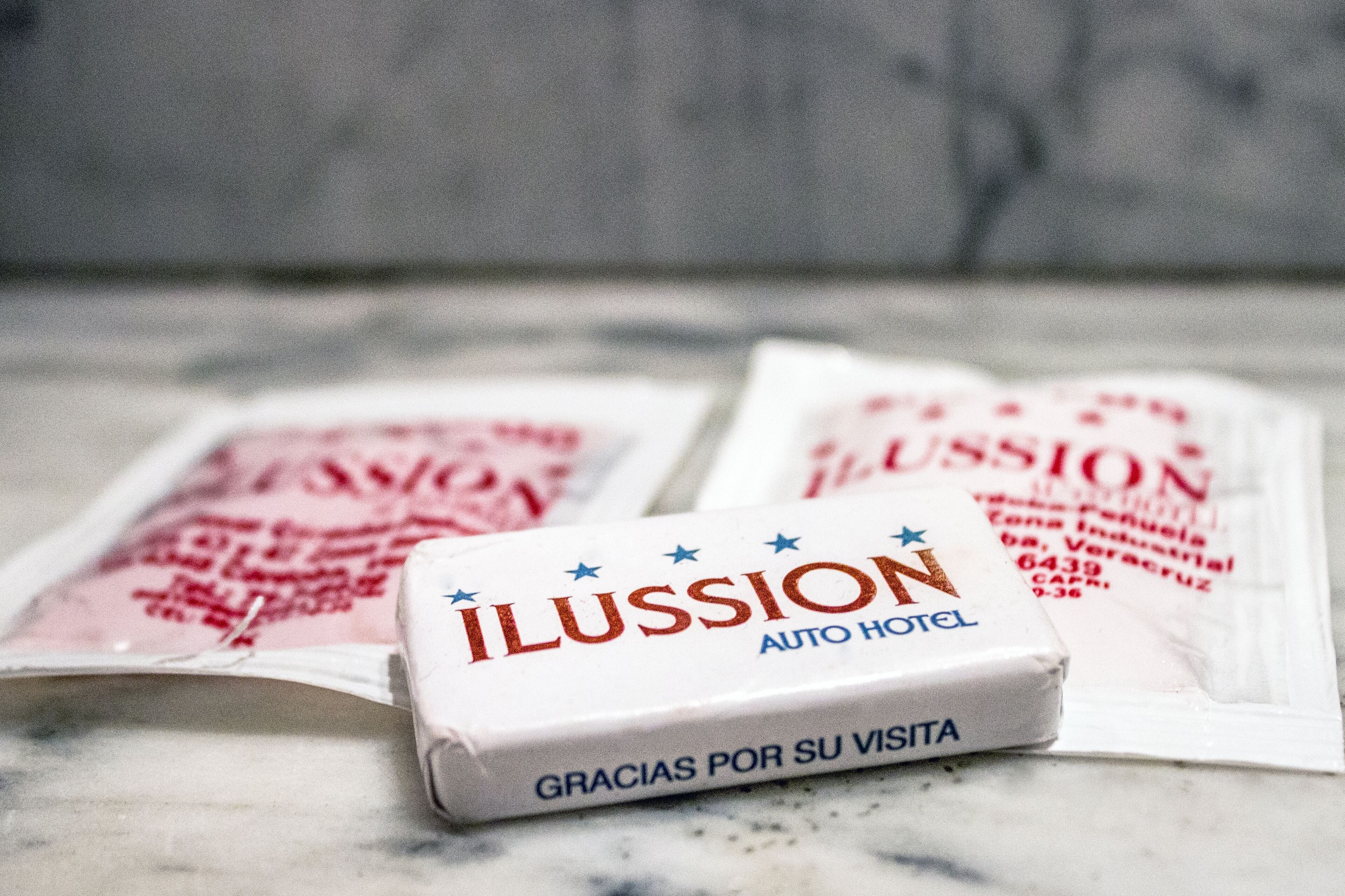 Um conjunto de papelaria do Illusion Auto Hotel com texto e um logotipo de estrela.