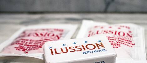 Um conjunto de papelaria do Illusion Auto Hotel com texto e um logotipo de estrela.