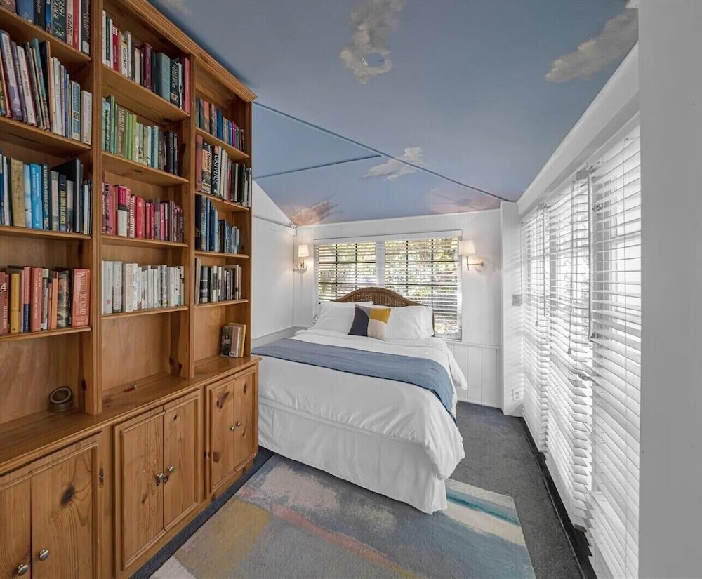 Ne Coconut Grove Pool Home, Family & Pet Friendly, Huge Yard, & Guest House. - Miami, FL