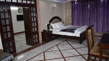 Quarto Duplo Deluxe | Secretária, Wi-fi grátis, roupa de cama fornecida