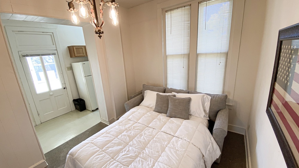 Stay In The Center Of It All At Parker's Place - Jefferson City, MO