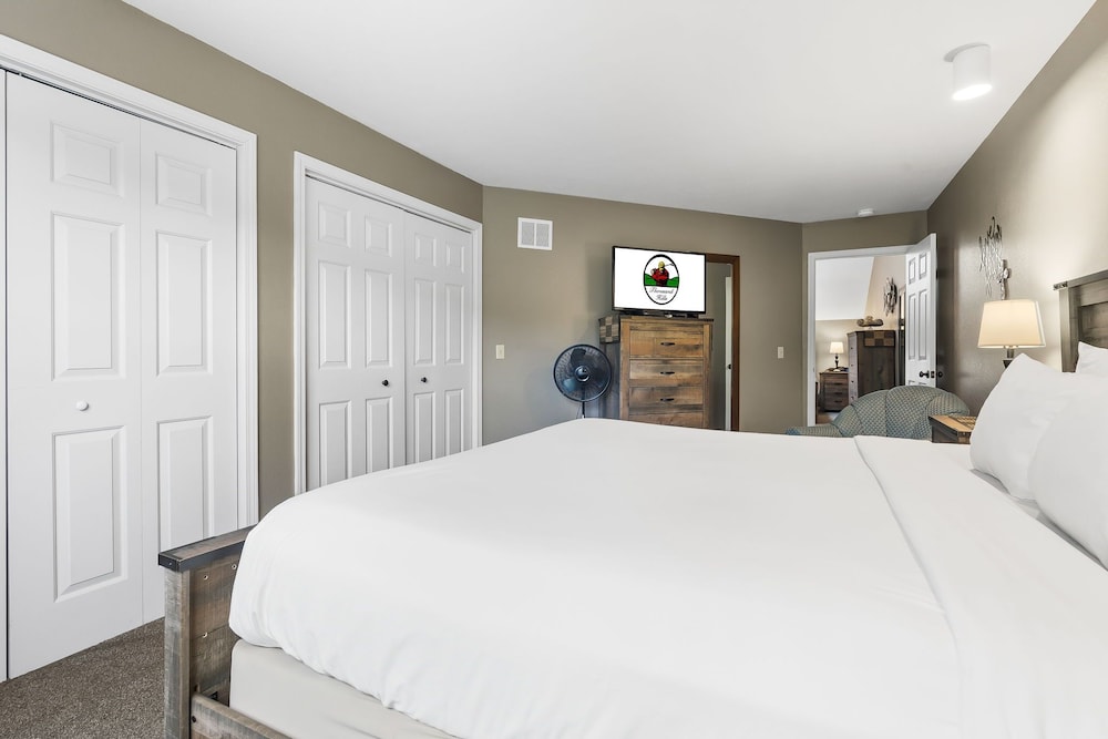 Spacious 3 Bedroom + Loft Golf Condo, Sleeps 12, Covered Deck, Resort Perks And Ticket Discounts - Branson, MO